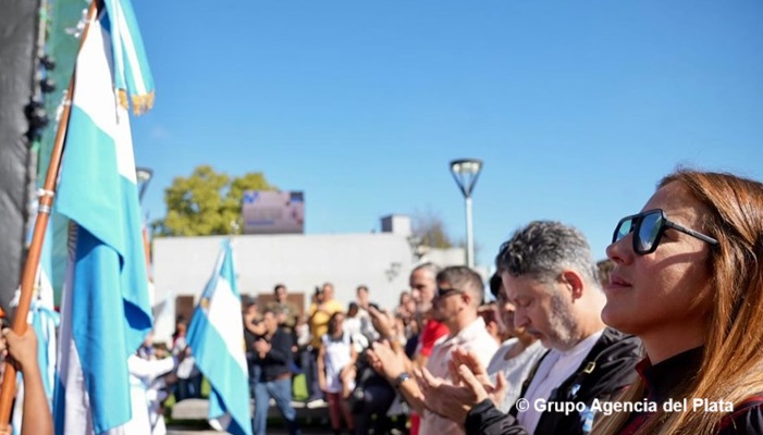 Gustavo Menéndez y Roxana Monzón encabezaron el homenaje que el Pueblo ...